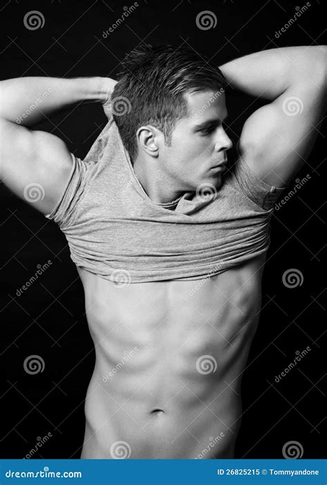Homem Um Corpo Muscular No Fundo Preto Imagem De Stock Imagem De