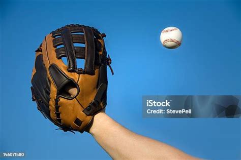 잡기 A 야구공 공 스포츠 장비에 대한 스톡 사진 및 기타 이미지 공 스포츠 장비 야구 야구공 Istock