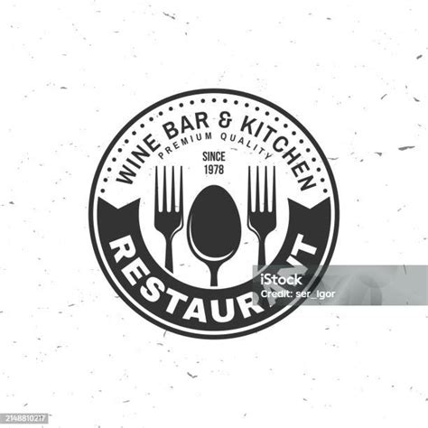 로얄 레스토랑 상점 메뉴 로고 벡터 일러스트 레이 션 로고타입 라벨 접시 포크 숟가락이 있는 배지를 위한 빈티지 그래픽 디자인