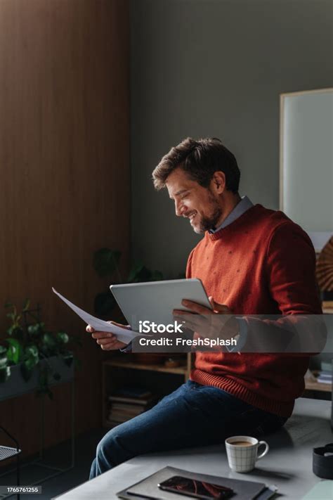사무실에서 일하는 행복하고 잘생긴 사업가 남자 사업가에 대한 스톡 사진 및 기타 이미지 남자 사업가 남자 사무실 Istock