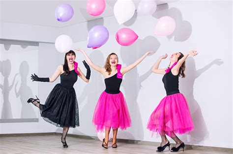 아름 다운 메이크업 미소와 함께 세 아름 다운 재미 트 렌 디 한 여성 웃음과 풍선 축 하 3 명에 대한 스톡 사진 및 기타 이미지 Istock