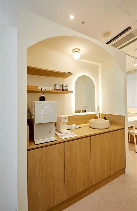 화이트and우드톤 따뜻한 분위기의 9평 예쁜 네일샵 인테리어 공사 In 2024 Salon Interior Design