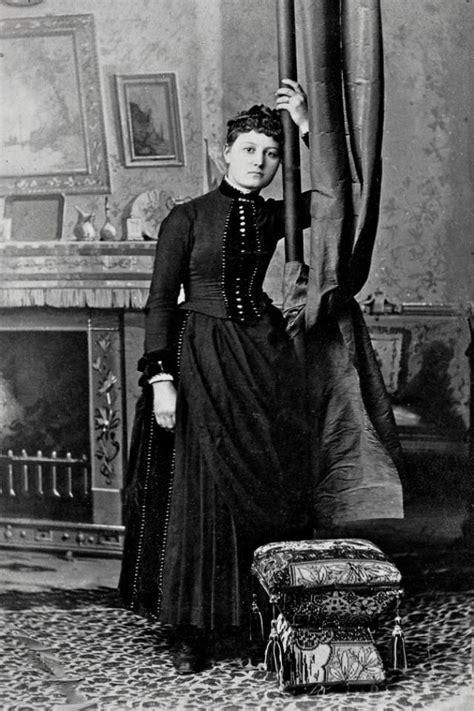 25 Glamorous Photos Of Victorian Women That Defined Fashion Styles From