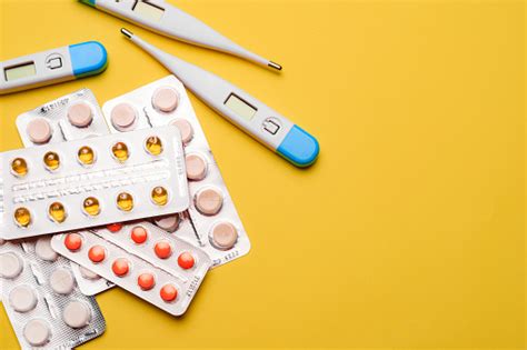 노란색 배경에 알약 더미 치료 및 예방 치료의 목적에 관한 기사 질병에 대한 치료법 물집에 있는 환약 많은 의학 복사 공간 0