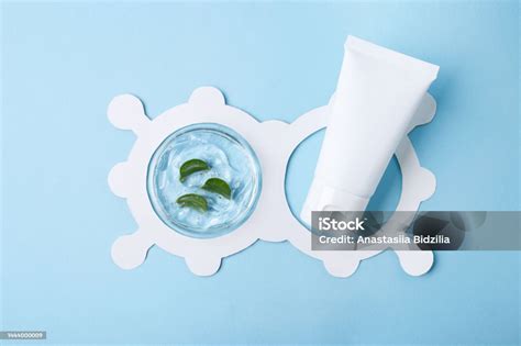 알로에 베라 조각과 화장품 튜브가 있는 페트리 접시의 상위 뷰 주위에 흰색 분자 구조 과학에 대한 스톡 사진 및 기타 이미지 과학 마시기 메이크업 화장품 Istock