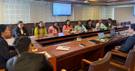 छात्राहरूलाई वितरण गरिने स्यानिटरी प्याडसम्बन्धी कानुन संशोधन गर्दै