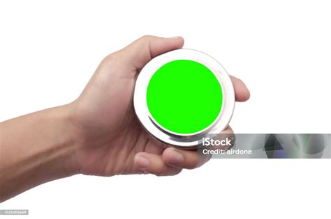 복사 공간을 위한 녹색 화면이 있는 빈 빈 둥근 실버 금속 오브젝트를 들고 있는 손 의 클로즈업 개념에 대한 스톡 사진 및 기타 이미지 Istock