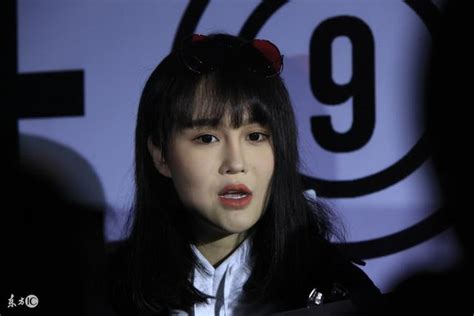 趙本山女兒球球出席活動時整容臉塌陷，網友：一手好牌打的稀爛 每日頭條