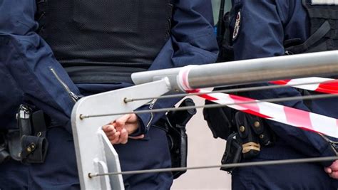 Il Donne Un Coup De Couteau à Son épouse Petitbleufr