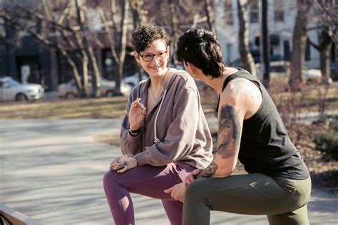 가을 가판대 계절 공원 긍정적인 기쁜 나무 달리는 사람 대화 도시의 동기 부여 라이프스타일 레깅스 몸매가 좋은 문신 물리적 인 미소 배경을