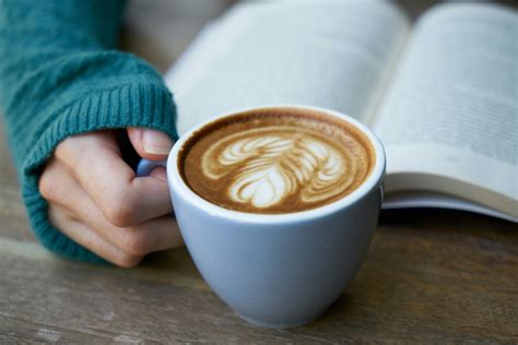 Person Die Tasse Kaffee Latte Hält · Kostenloses Stock Foto