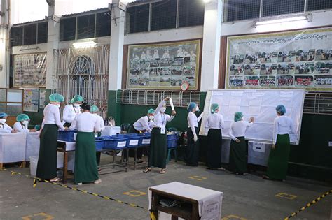 Dvb ဒဂုံမြို့နယ် မဲရုံအမှတ် ၁ တွင် ကြိုတင်မဲများ စတင်ရေတွက် ဓာတ်ပုံ