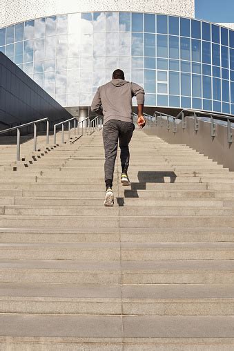 야외 운동 낮은 각도 후면보기를하면서 현대 비즈니스 센터를 향해 콘크리트 계단을 실행 인식 할 수없는 운동 블랙 맨 건강한 생활방식에 대한 스톡 사진 및 기타 이미지