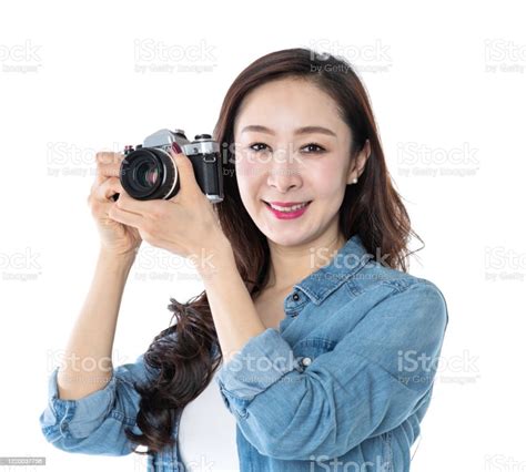 흰색 배경에 Slr 카메라를 들고 있는 아름다운 여자 30 39세에 대한 스톡 사진 및 기타 이미지 30 39세 긴 머리
