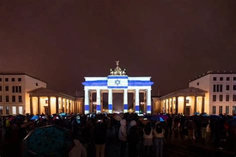 Бранденбуршката порта вечерва осветлена во боите на израелското знаме Независен Весник