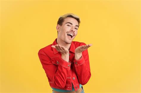 Hombre Gay Coqueteando Mientras Mira A La Cámara Y Sonríe Foto Premium