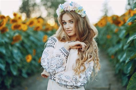 Fille Et Tournesols Photo Gratuite