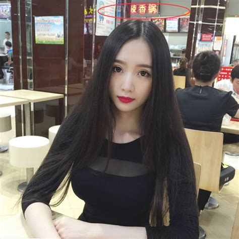 妹子，你也不看看女神是什么坐姿，姿势可真够女汉子的福利