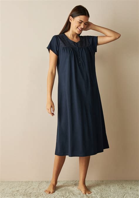 تسوقوا ثوب نوم بياقة مستديرة وأكمام قصيرة وتطريزات للنساء أونلاين