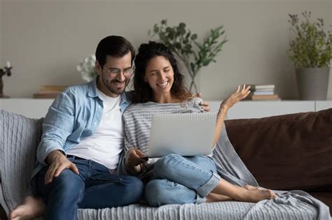 Feliz Pareja Milenaria Usando Laptop Para Videollamada Desde Casa Foto