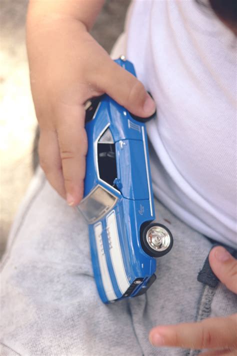 무료 이미지 경기 소년 귀엽다 다리 손가락 차량 푸른 연주하다 팔 아가 어린 시절 인간의 몸 작은 장난감 자동차 취학 전의 아이들 놀이 감각