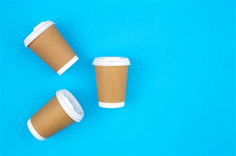 青の背景に紙の使い捨てカップ平らな敷設 からっぽのストックフォトや画像を多数ご用意 からっぽ ウクライナ エスプレッソ Istock