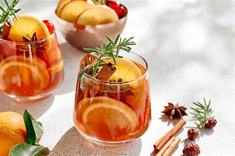 Mulled 와인 또는 향기로운 향신료 사과 체리 및 감귤류를 곁들인 크리스마스 상그리아 전통적인 크리스마스 축제 온난화 오렌지