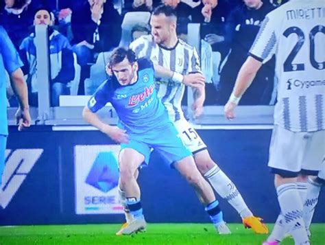 Juventus Napoli Gatti Colpisce Kvaratskhelia A Pugno Chiuso
