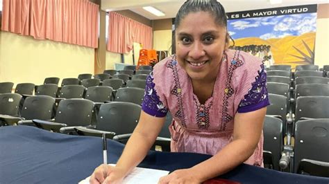 Dina Adriana Cardoso Salvador se titula con tesis escrita en náhuatl en