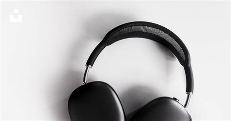 흰색 표면에 헤드폰 한 쌍 사진 Unsplash의 무료 보컬 이미지