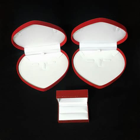 Inbox สอบถามได้ค่ะ กล่องใส่เครื่องประดับ กล่องกำมะหยี่ กล่องใส่สร้อย กล่องใส่แหวน กล่อง