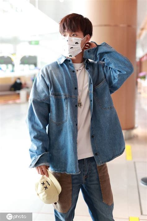 董又霖蓝色牛仔上衣搭牛仔裤现身机场 阳光帅气 搜狐大视野 搜狐新闻