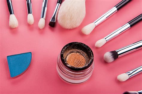 브러쉬가 있는 화장품 팔레트와 얼굴 그림자는 분홍색 배경에 놓여 있습니다 0명에 대한 스톡 사진 및 기타 이미지 0명 개인 장식품 개체 그룹 Istock