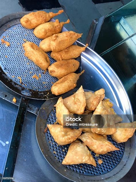 인도 길거리 음식 사 모트와 그린 칠리 파 코 라 미르 파 코 라는 접시에 튀김 후 인도 0명에 대한 스톡 사진 및 기타 이미지 0명 감자 요리 감자튀김 Istock