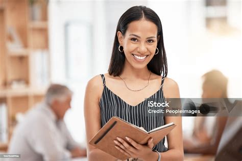 사무실에서 책을 읽고 메모를 하는 사업가의 초상화 노트북과 팀 또는 동료를 배경으로 일하는 행복하고 흑인이며 여성 리더 회의 직장 및 팀워크 18 19세에 대한 스톡 사진