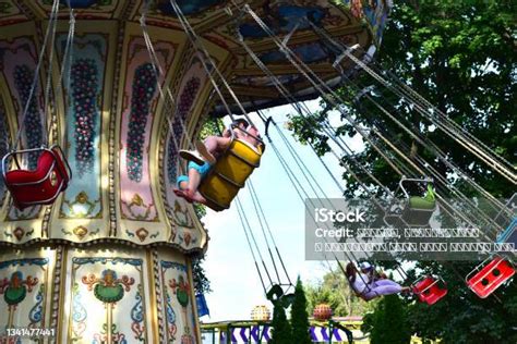 캐러셀과 도심공원에서 회전목마를 타는 사람들을 클로즈업합니다 Carnival에 대한 스톡 사진 및 기타 이미지
