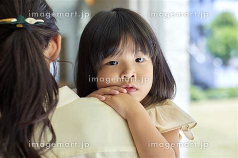 抱っこされる日本人の女の子の写真素材 153186223 イメージマート