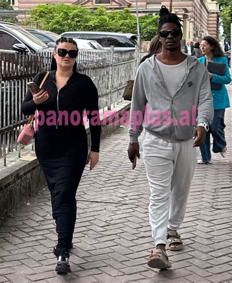 Enca kapet mat nga paparazzi me të dashurin afrikan në ish Bllok