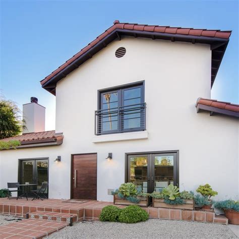 You Can Live In Rihannas House For Only 16500 Per Month