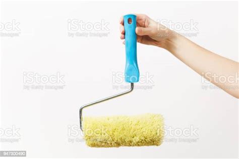 흰색 배경에 고립 벽 그림에 대 한 여성의 손 수평 보유 페인트 롤러의 닫습니다 재건축 아파트 룸 악기입니다 수리 가정 개념입니다 광고에 대 한 공간을 복사 합니다 Diy에