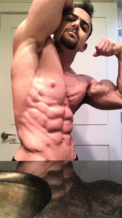 Gewichster Bodybuilder Benji Bastian Biegt Seine Riesigen Zerfetzten