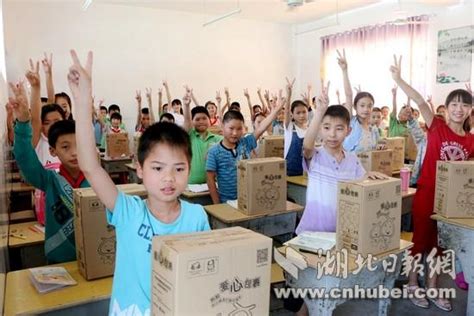竹山縣竹坪鄉1300名小學生獲贈愛心包裹（圖） 每日頭條