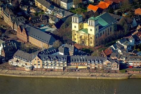 Luftaufnahme Rees Kirchengebäude am Ufer der Rheinterassen im