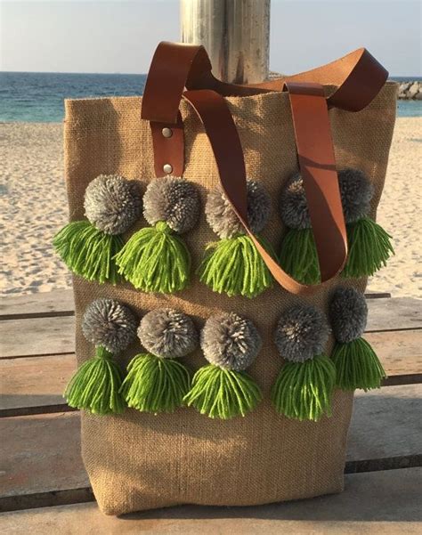 Помпоны в необычном применении | Bolsas artesanales, Bolsas de yute ...