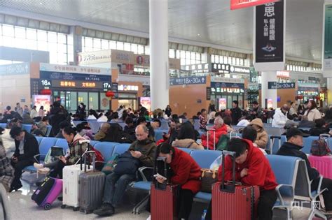 聚焦春运：中老铁路国际旅客列车迎春运“首秀”老挝昆明中国