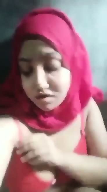 Hijab Girlfriend Shows Her Big Rounded Boobs To Her Bf Eporner