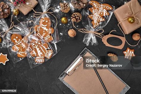 Latar Belakang Natal Dengan Kue Jahe Dan Lembaran Kertas Kerajinan