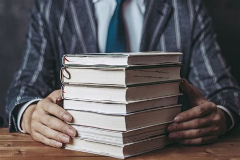 出版業界にはどんな仕事がある？特徴や年収を紹介 【ジェイウォーム】沖縄のバイト・社員求人情報サイト