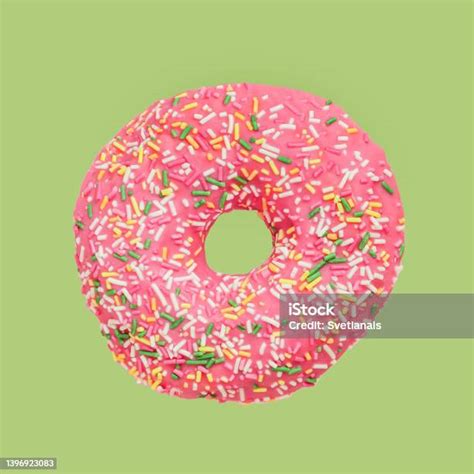 녹색 배경에 여러 가지 색상의 뿌려진 분홍색 유약 도넛 달콤한 음식 다이어트 개념 0명에 대한 스톡 사진 및 기타 이미지 0