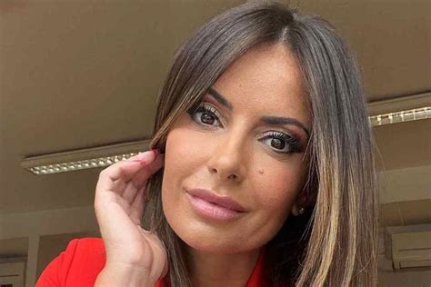 Monica Bertini Minigonna Rosso Fuoco Rovente Scosciatissima